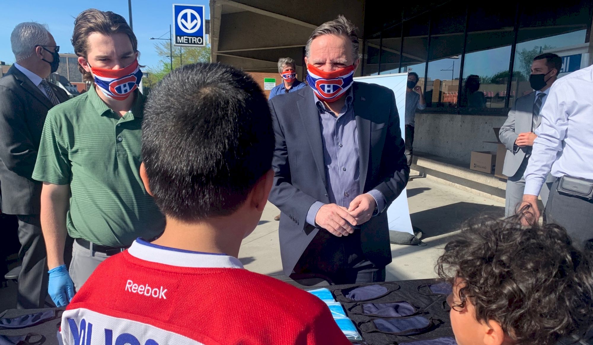 François Legault, Jonathan Drouin et Marc Bergevin distribuent des ...