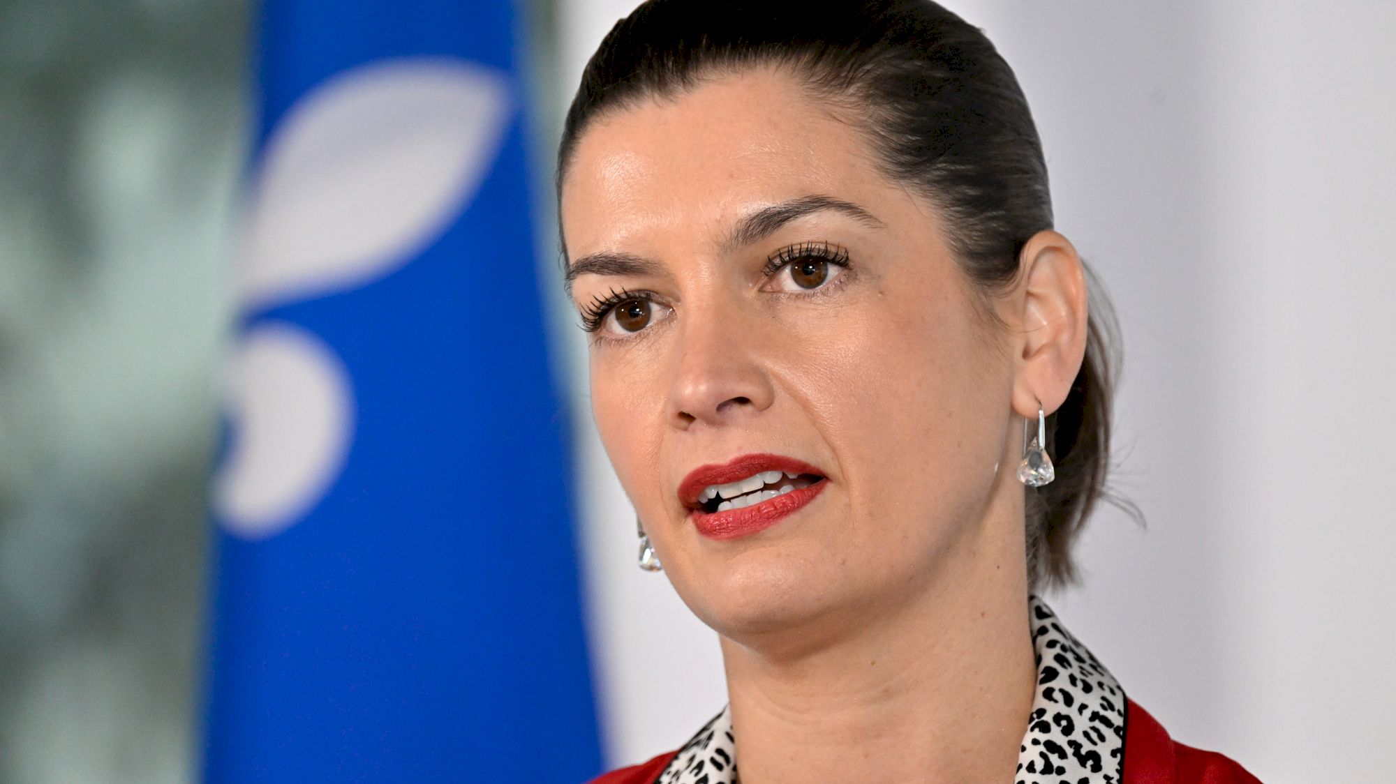 Retour de voyage de la ministre Guilbault | «Ça pète de partout à la ...