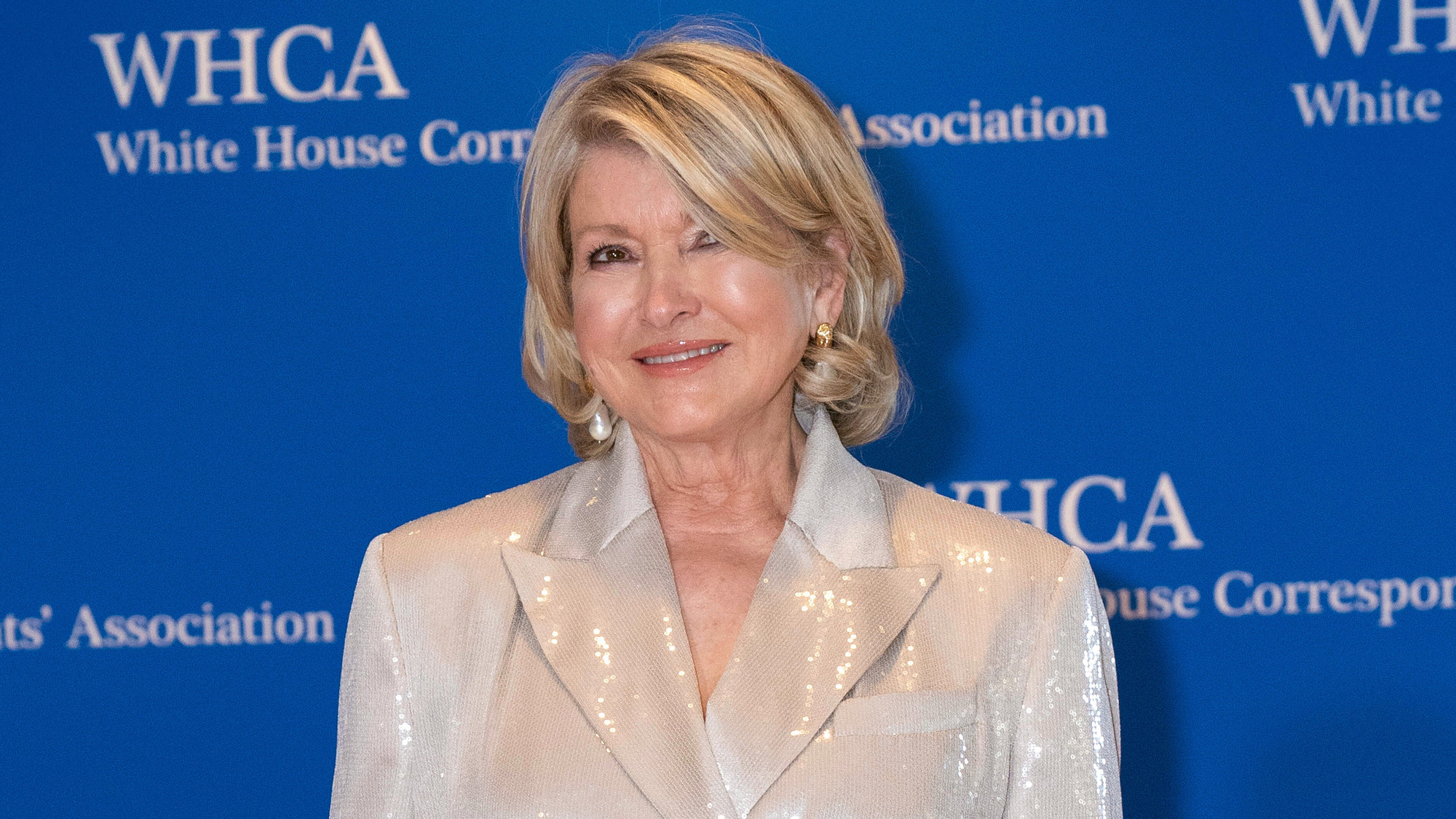 Martha Stewart, 81 ans, trop vieille pour poser en maillot? — 98.5 Montréal