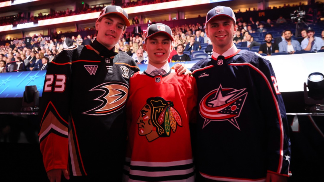 Les Blackhawks de Chicago sélectionnent Connor Bédard — 98.5 Montréal