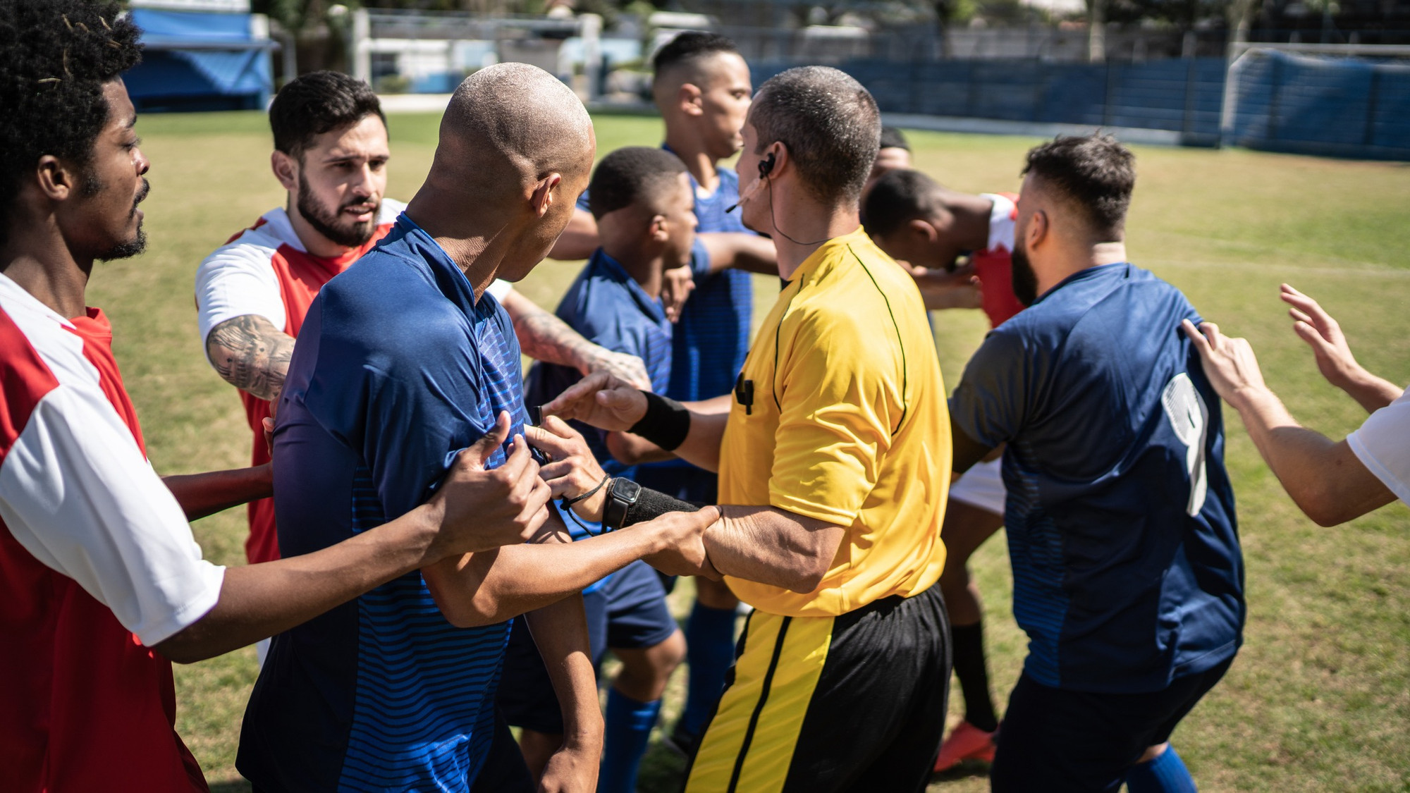 Ex-officiel en MLS et dans les circuits mineurs | Frappé par un joueur ...