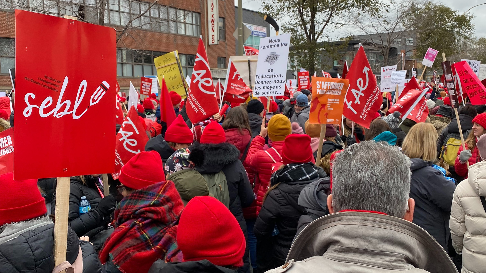 Grève de la FAE: nous sommes visiblement loin d’une entente — 98.5 Montréal
