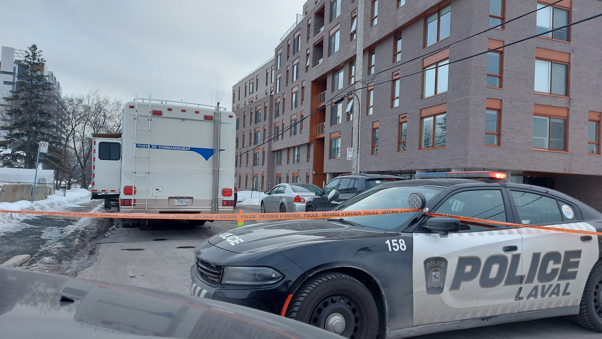 Deux corps sans vie découverts dans une résidence de Laval — 98.5 Montréal