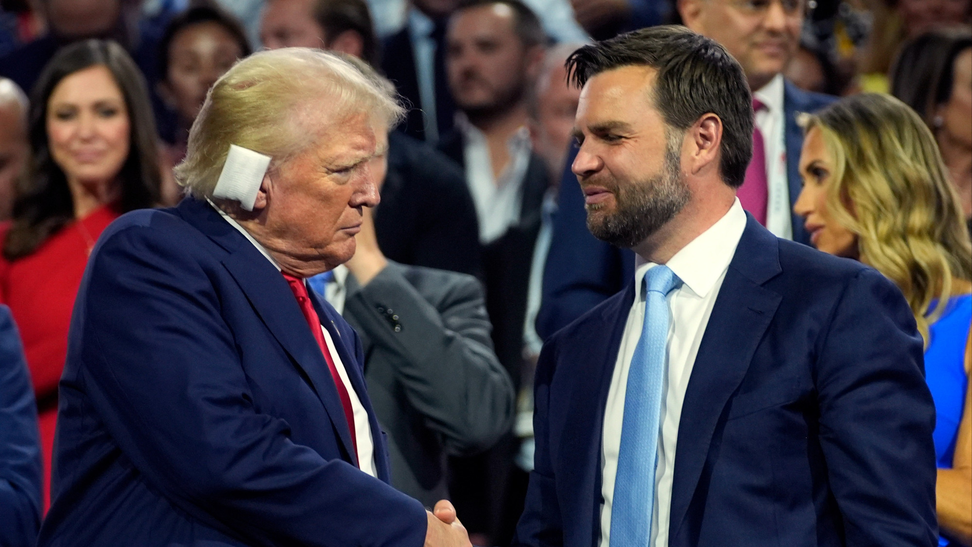 Milwaukee, Trump et son pansement à l'oreille | «C'est une ambiance d ...