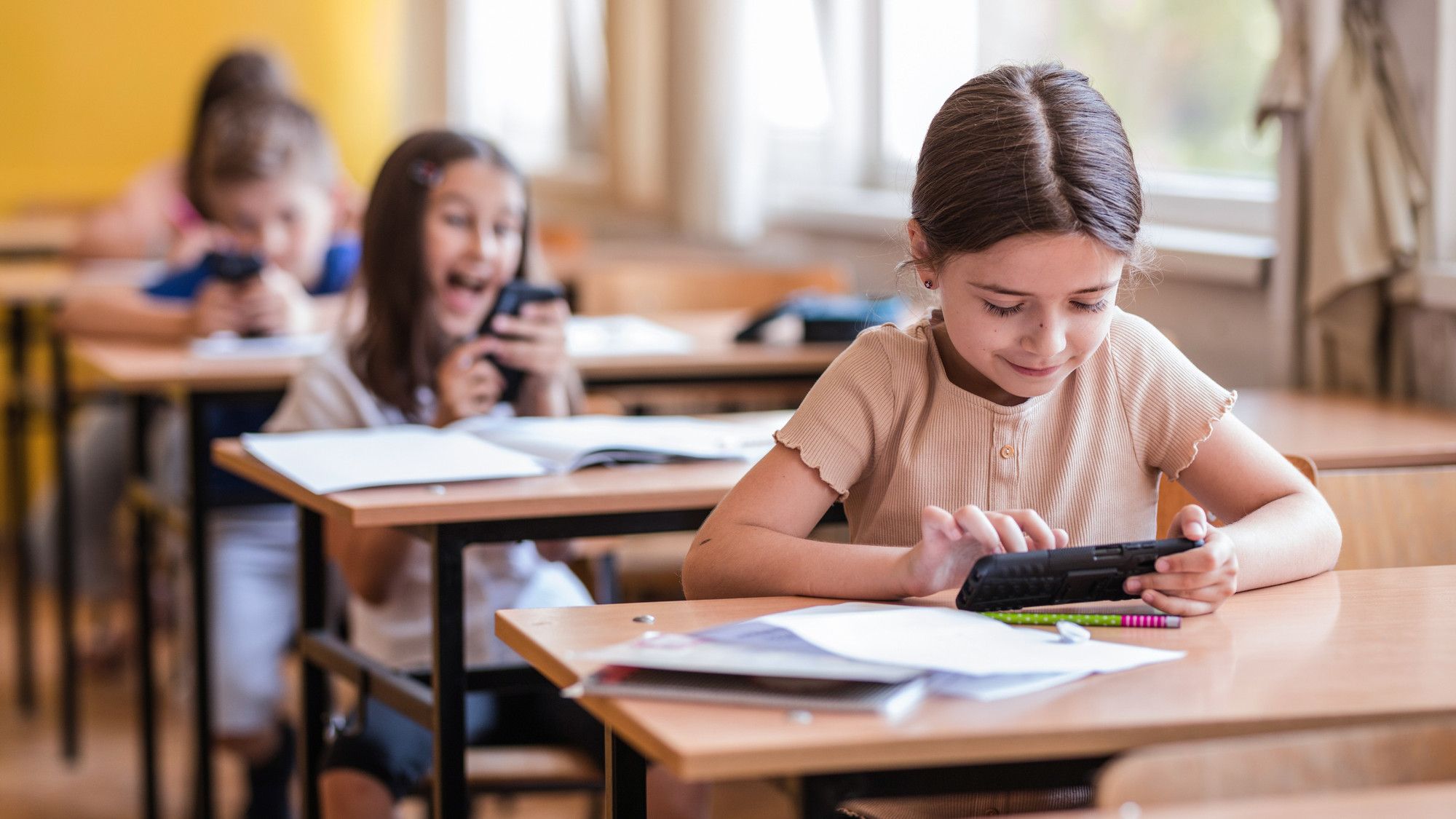 Devrait-on proscrire le cellulaire «partout» à l'école? — 98.5 Montréal