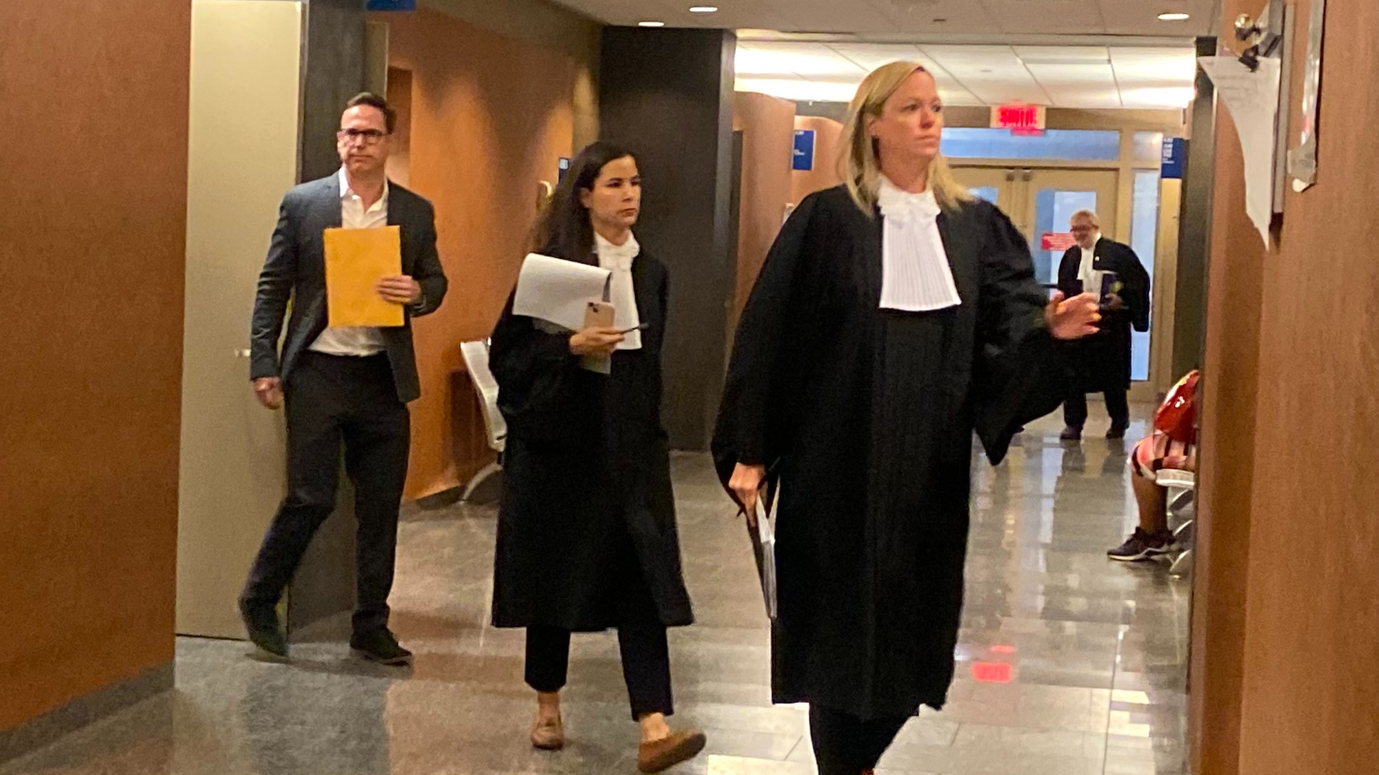 Un médecin et sa conjointe coupables d’avoir violé en groupe une jeune femme — 98.5 Montréal