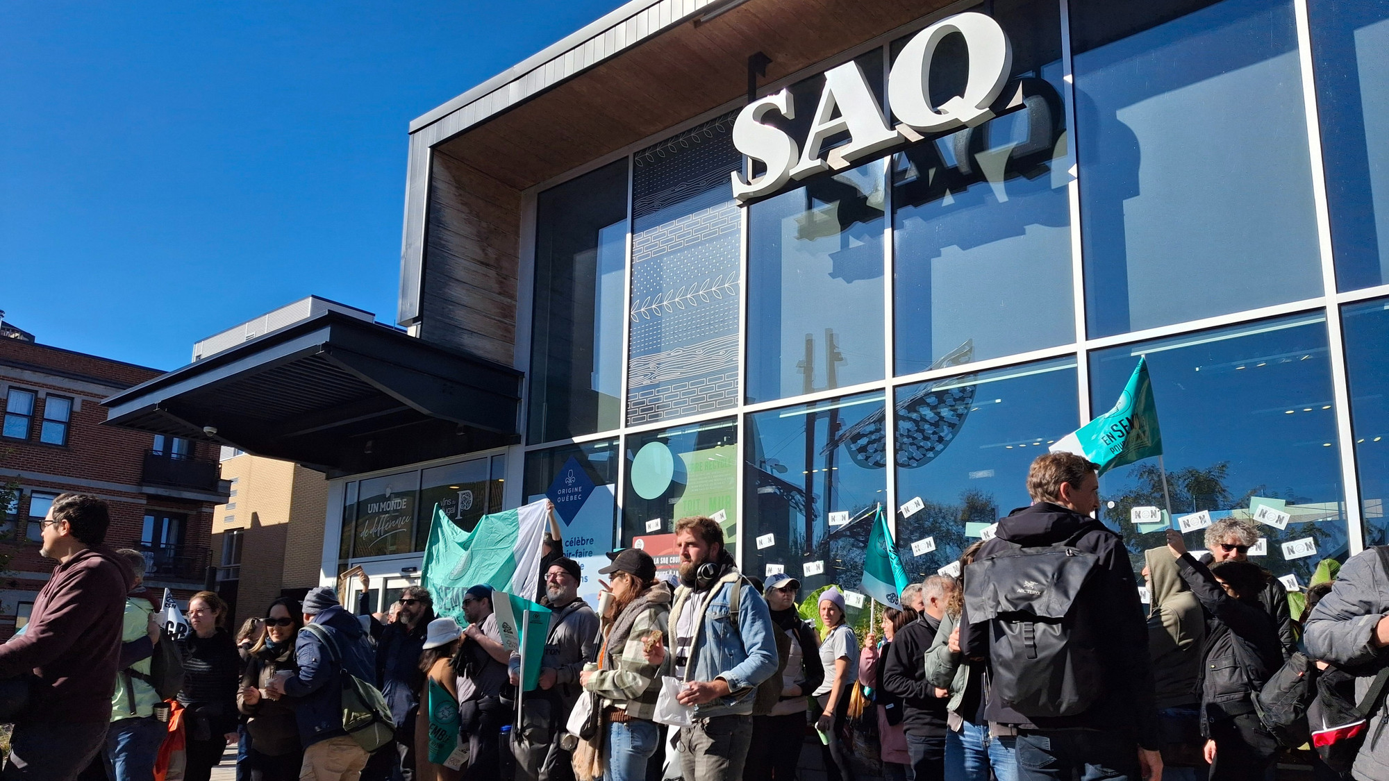 Doit-on soutenir les grévistes de la SAQ? | «Je ne franchis jamais une ...