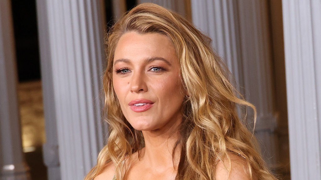 It Ends With Us author Colleen Hoover wipes Blake Lively pics from ...