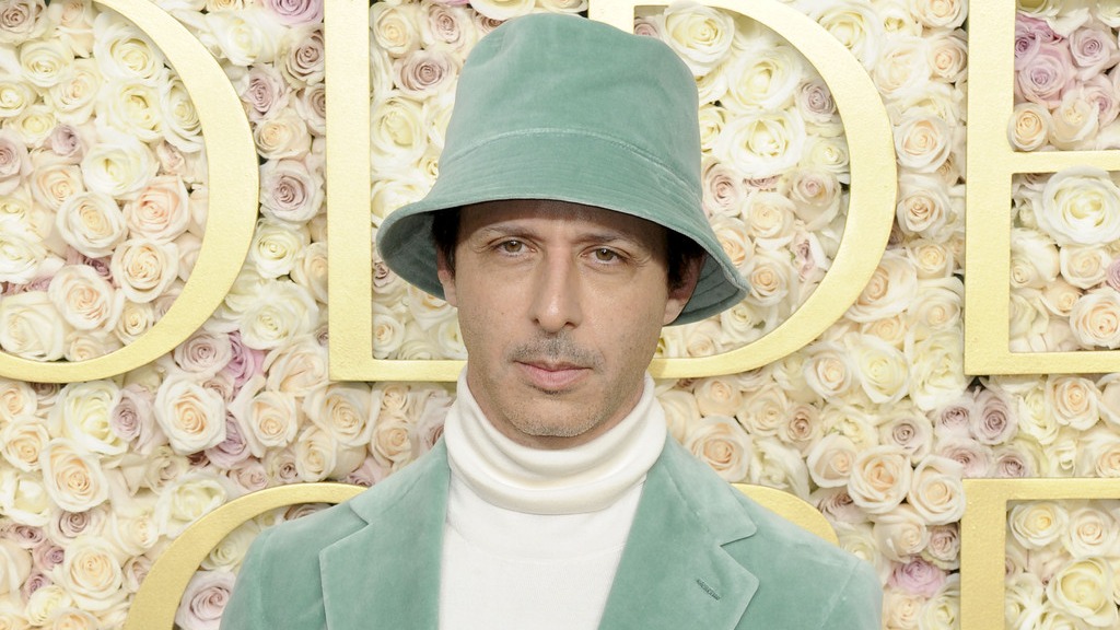 Anne Hathaway jokes Jeremy Strong 'borrowed' her bucket hat for Golden ...