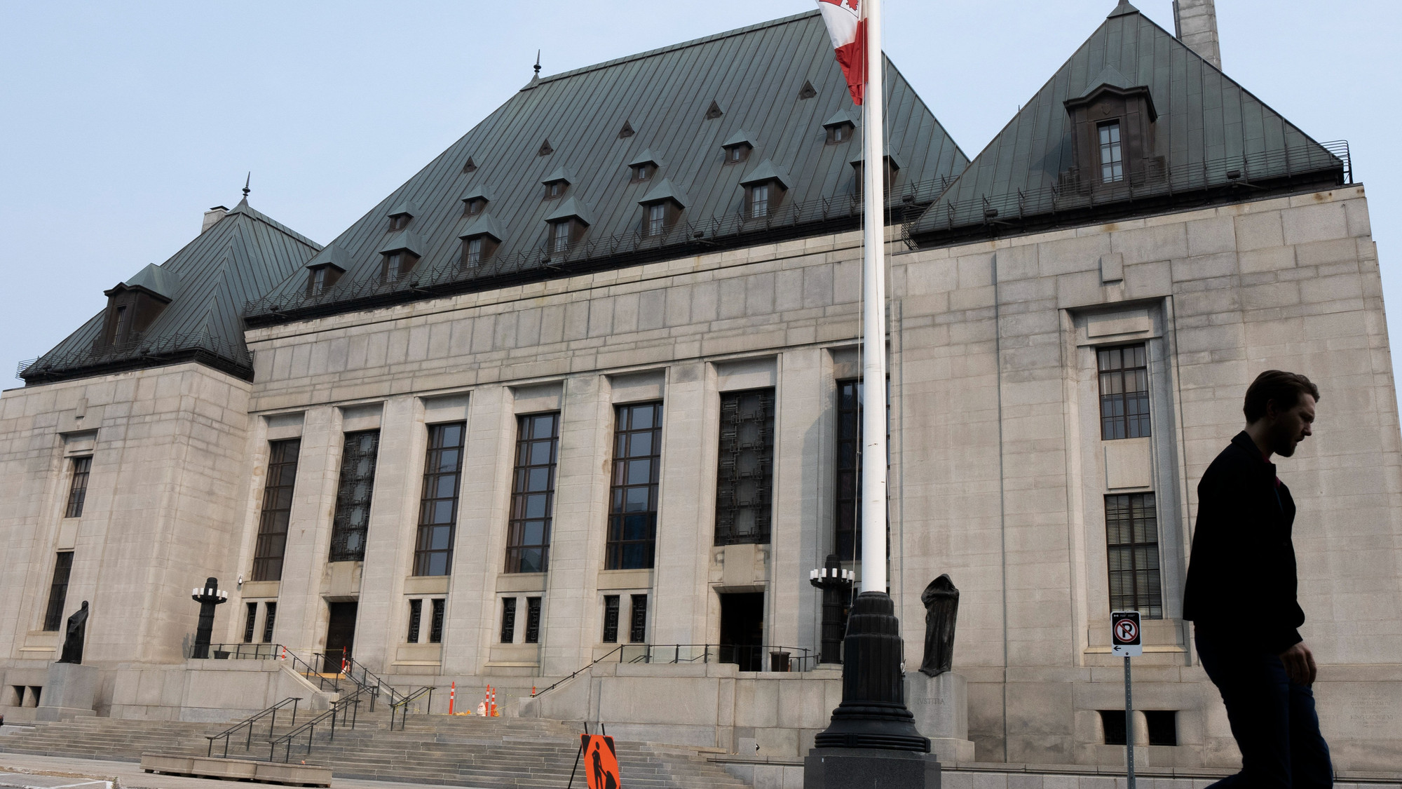 Un spécialiste de la Constitution se prononce | Contestation de la Loi ...