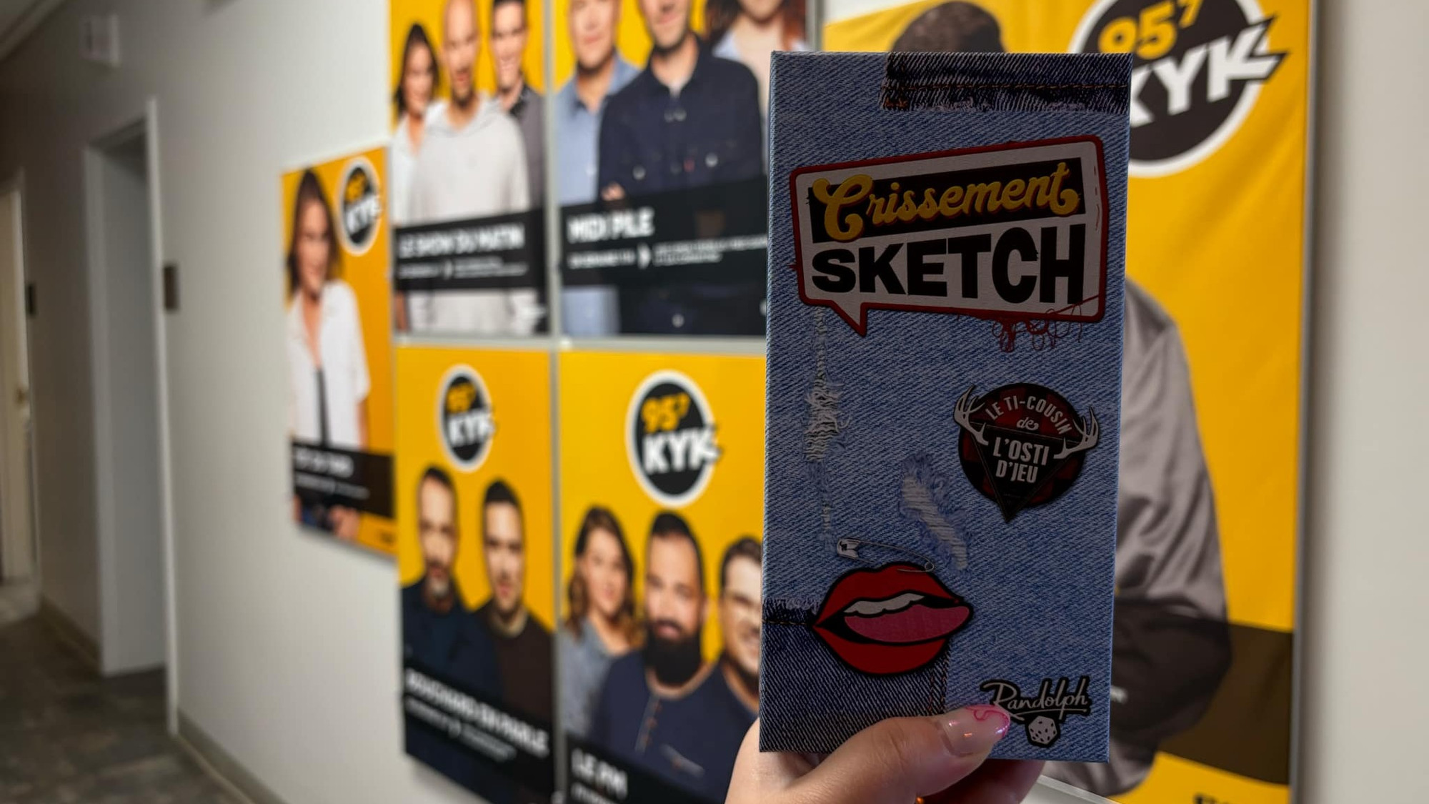 Jeux-di | Le PM joue à « Crissement Sketch » — 95.7 KYK
