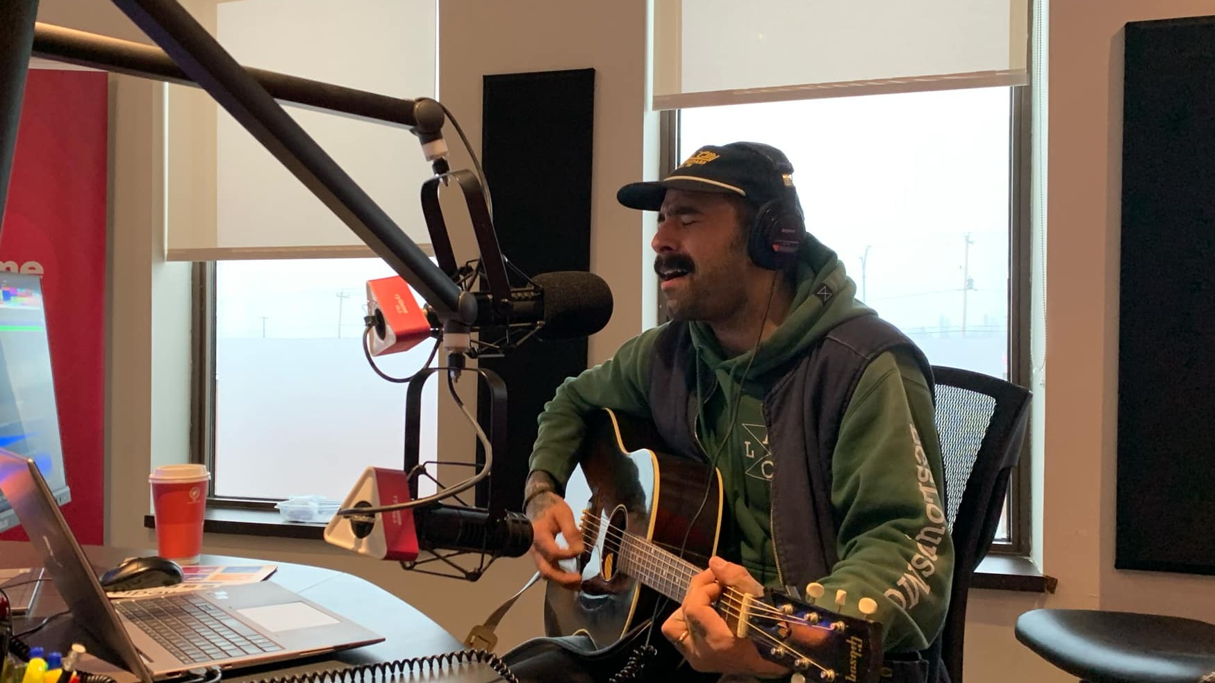 Clément Jacques en studio pour la sortie de son album «Iris» — Rythme 98.3