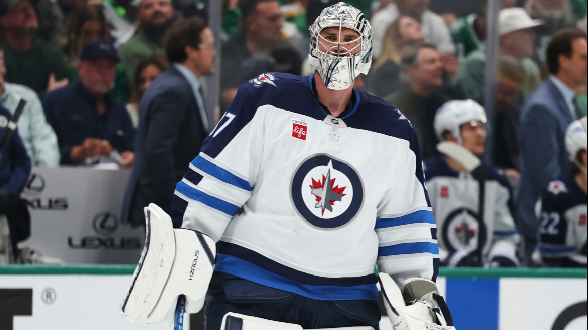 Hellebuyck remporte le Hart et le Vézina | «C'est mérité, mais le ...