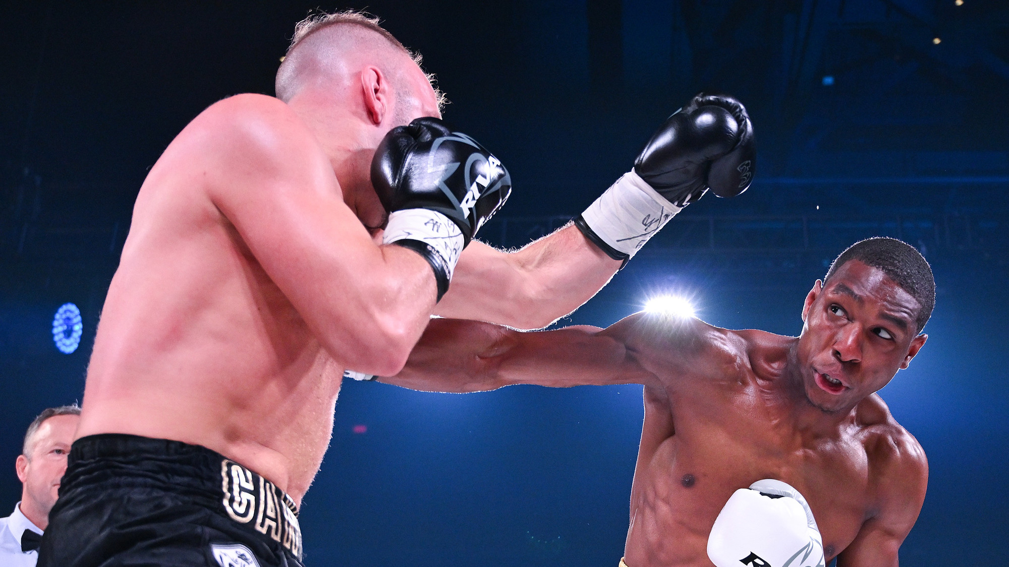 Gala de boxe à la Place Bell | Victoire expéditive de Brandon Poulard ...