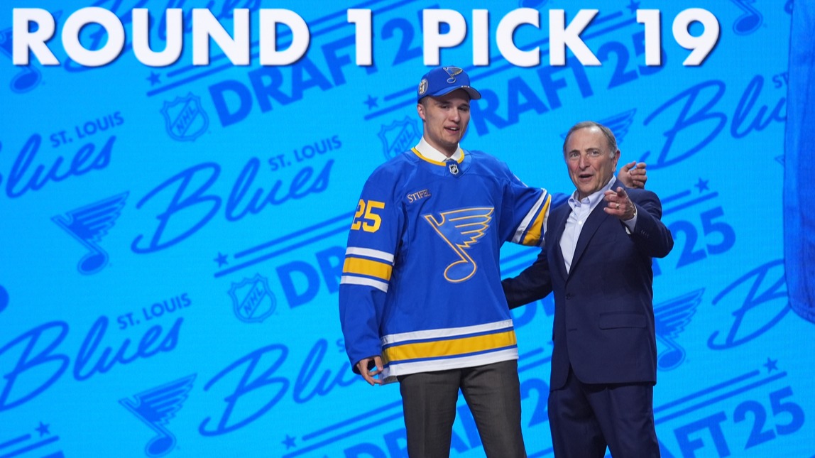 Repêché par les Blues | Justin Carbonneau va-t-il poursuivre dans la ...