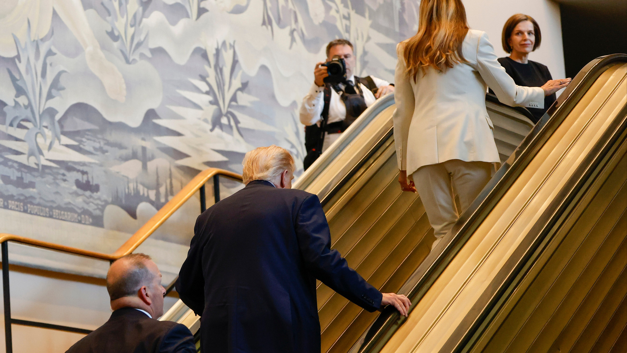 Un renvoi exigé | «Escalator Gate»: Trump fâché pour un escalier mécanique en panne — 98.5 Montréal