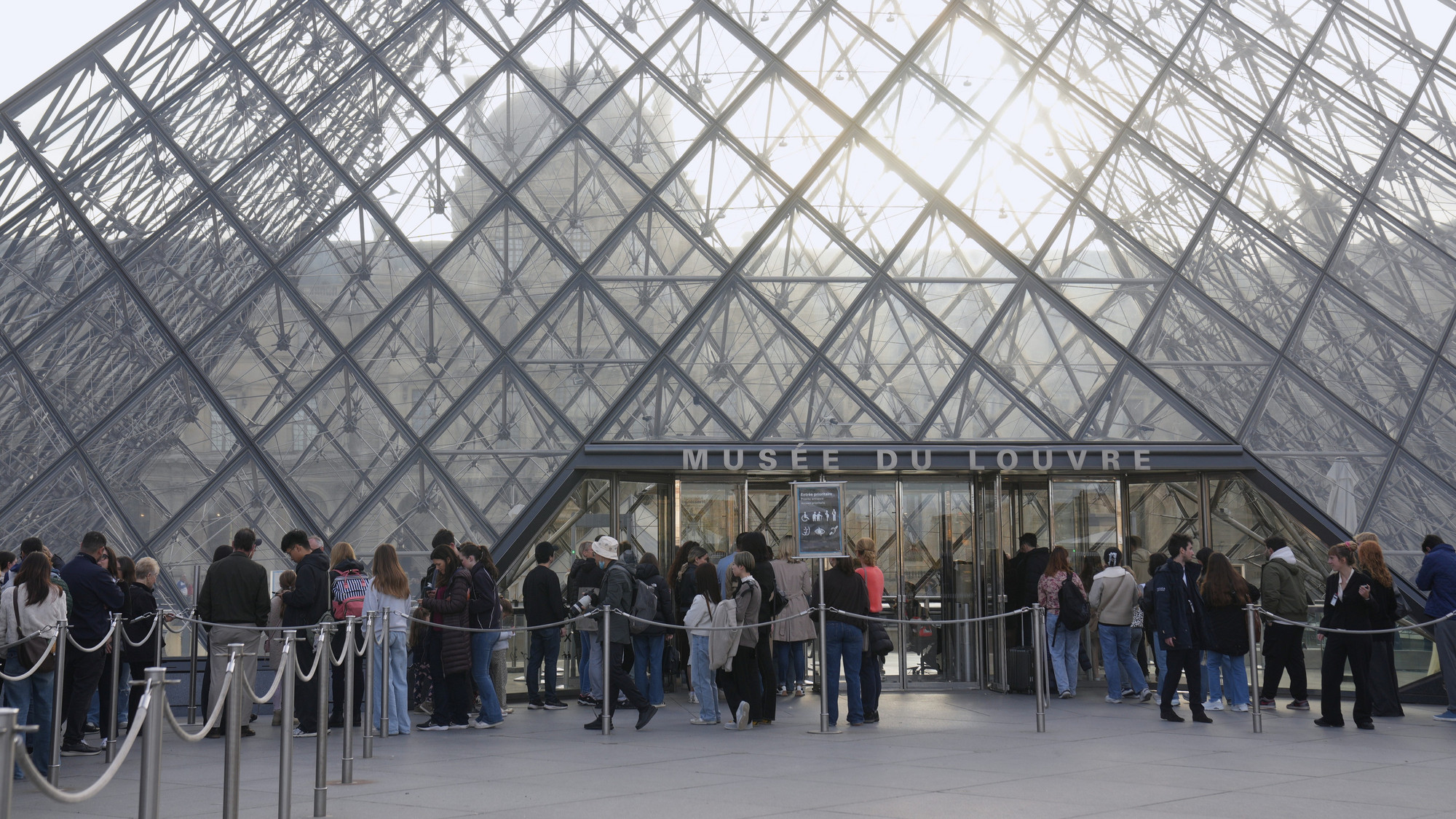 Réactions en France | Vol au Louvre: «Ils sont déçus que ça n'ait pas ...