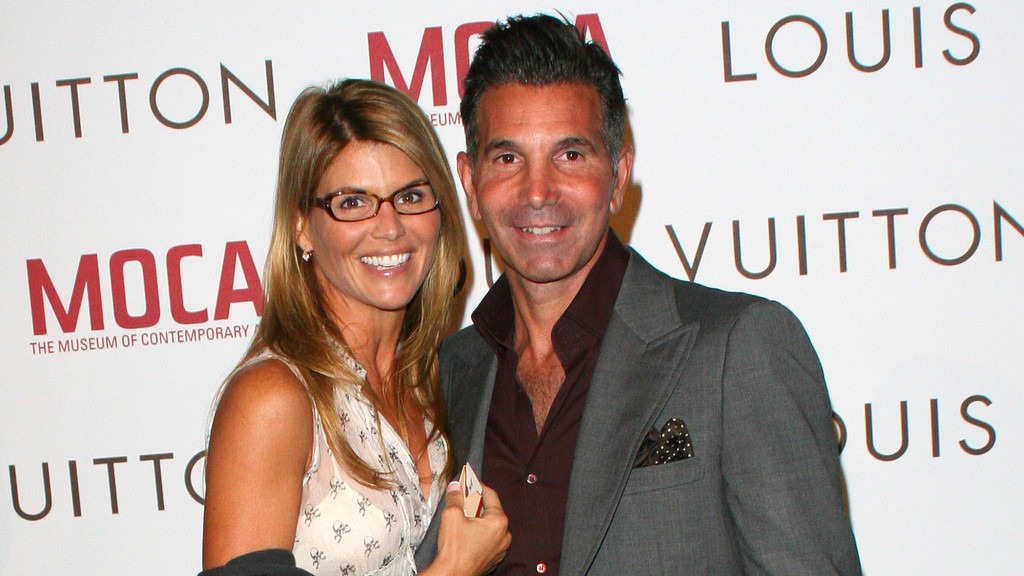 Lori Loughlin and Mossimo Giannulli sell $15m home after split — The Beat 92.5