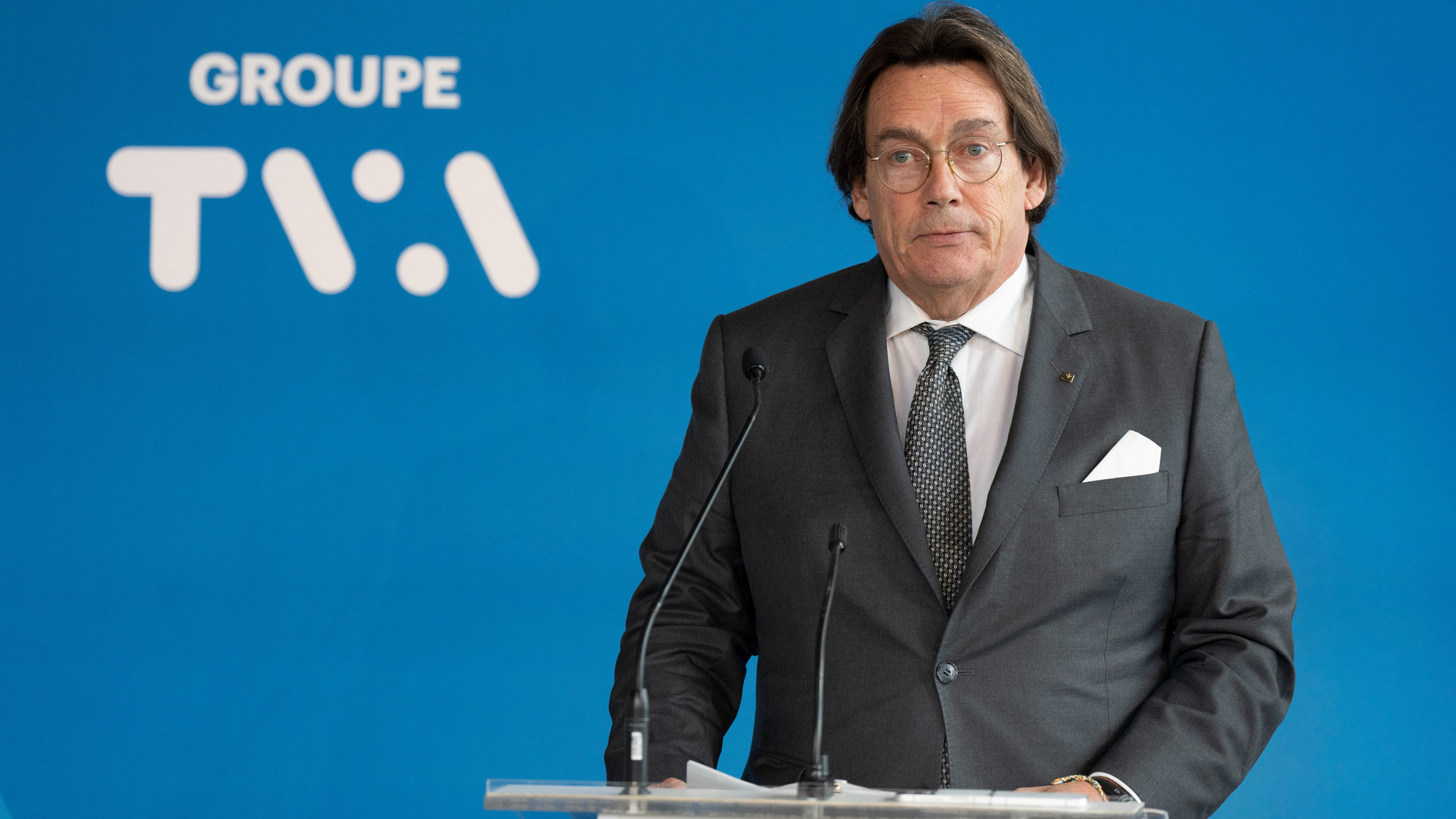 Québecor coupe 87 postes | Faute de caméramans, des journalistes de TVA ...