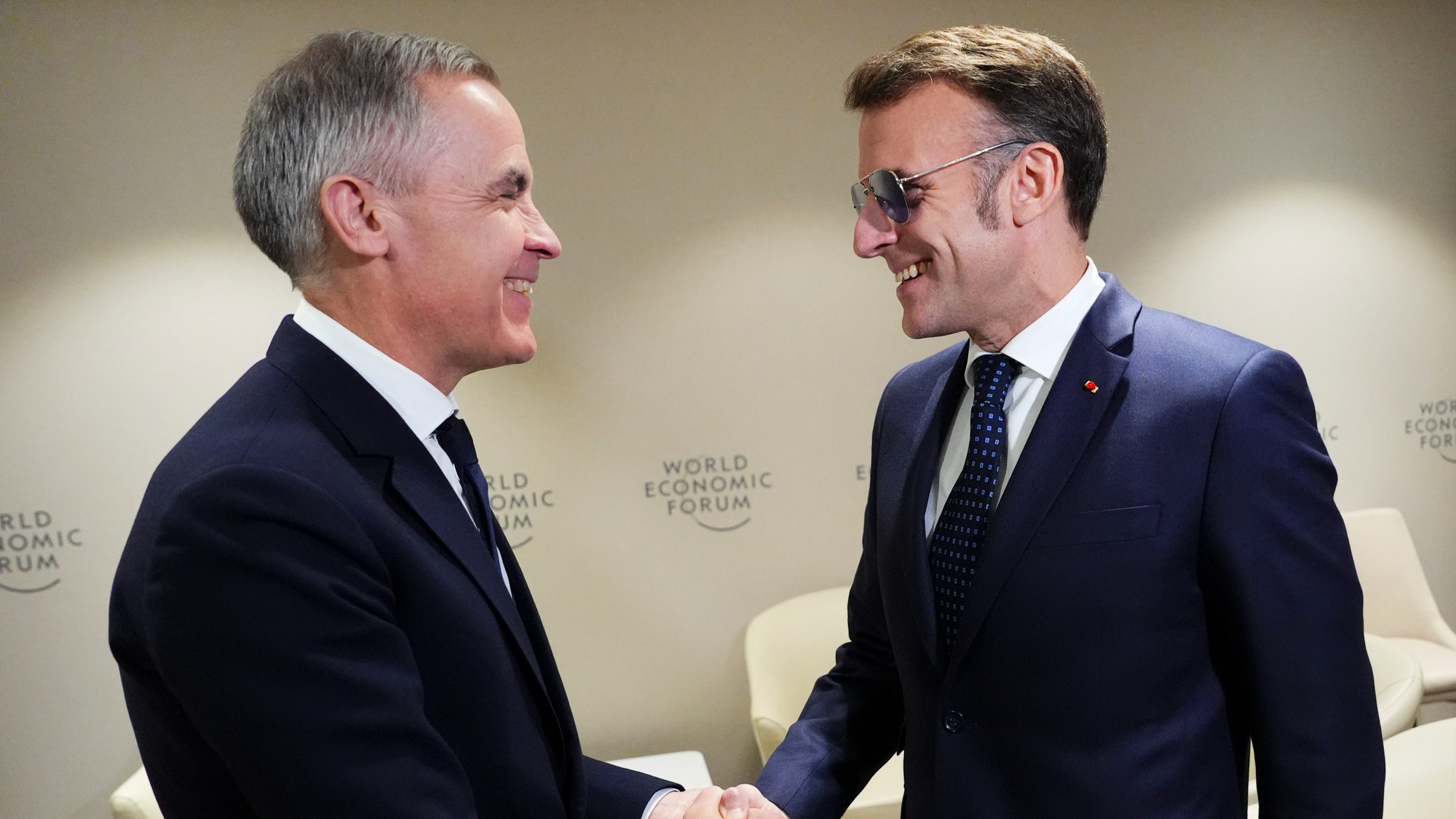 Des lunettes de Macron au discours de Carney | Forum économique de ...
